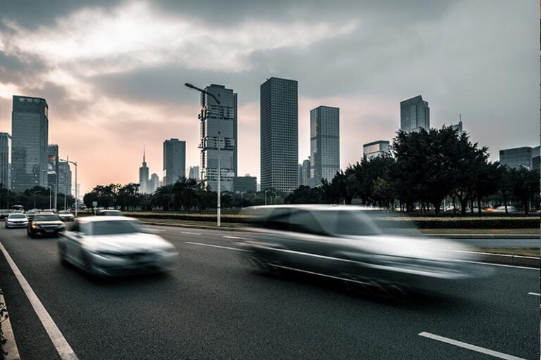 Pista de rolamento: saiba o que é e como evitar multas!